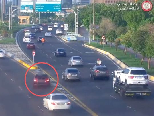 Sudden swerving punishable by Dh1,000 fine in Abu Dhabi - Saudi Press