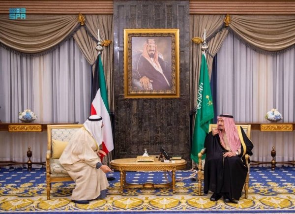 Emir of Kuwait Welcomed by King Salman at Arqa Palace - Saudi Press